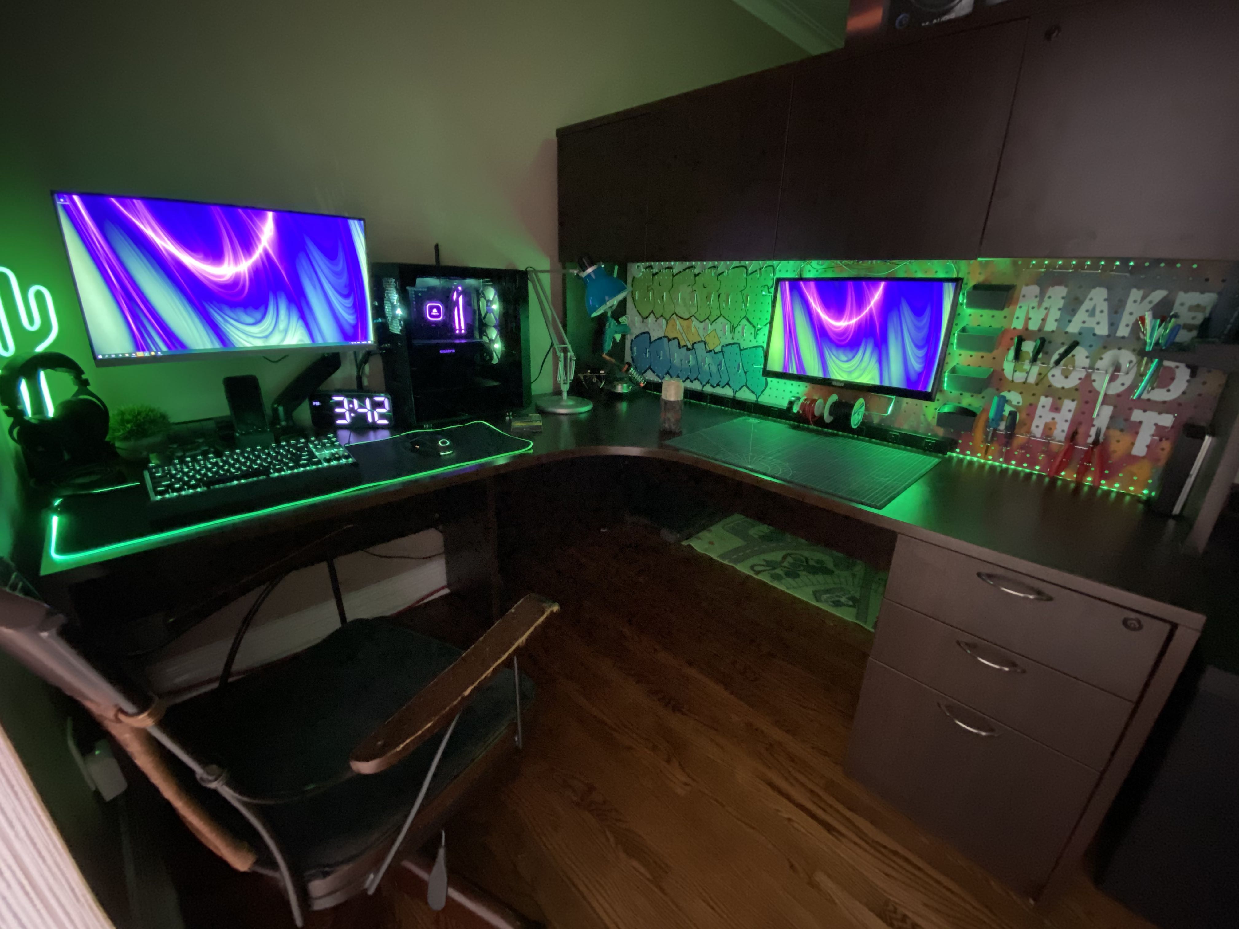 Temp workbench battlestation | Scrolller