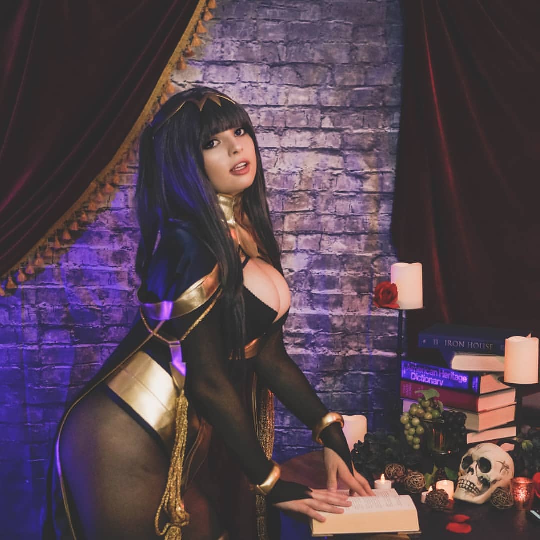 Tharja - Fire Emblem Cosplay Close-Up | Scrolller