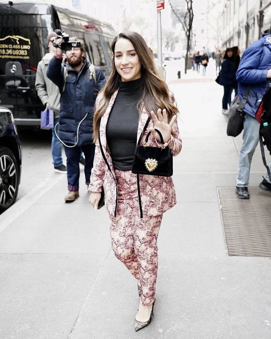 That camera guy is totally filming that booty | Scrolller