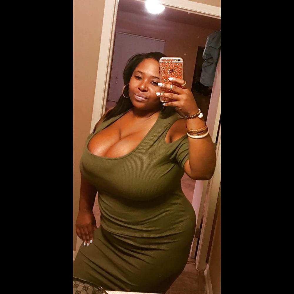 That dress is under some strain | Scrolller