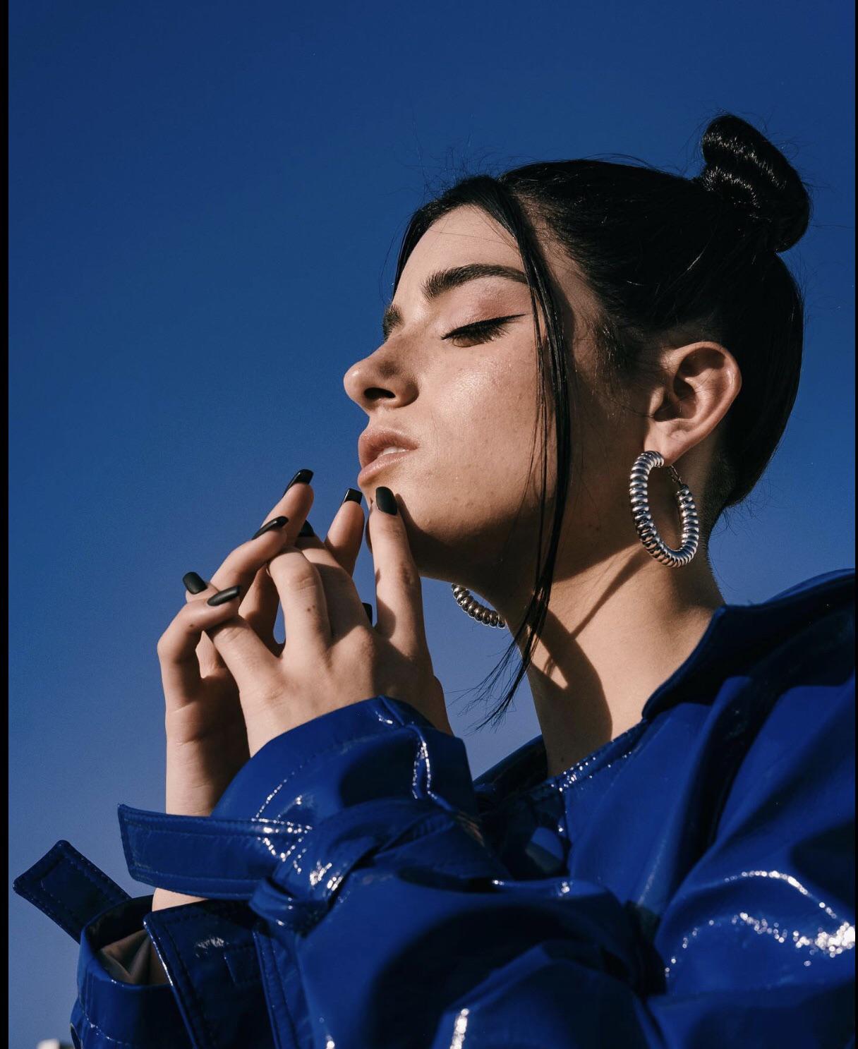 That hairdo is immaculate | Scrolller