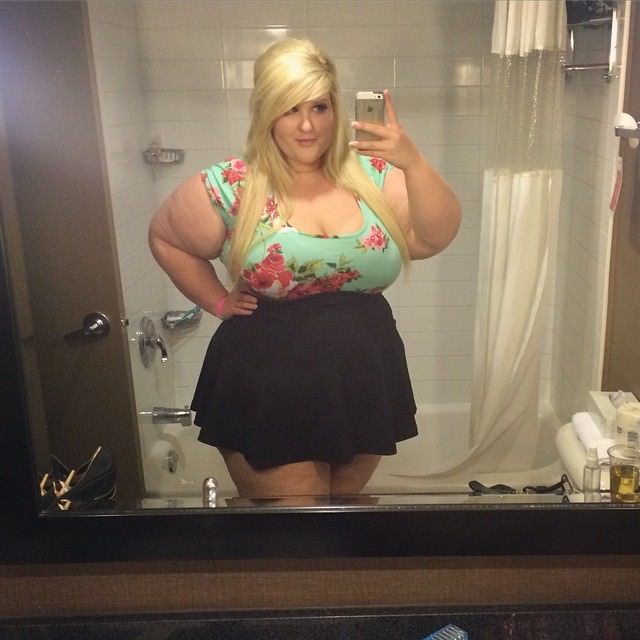 That skirt looks very short | Scrolller