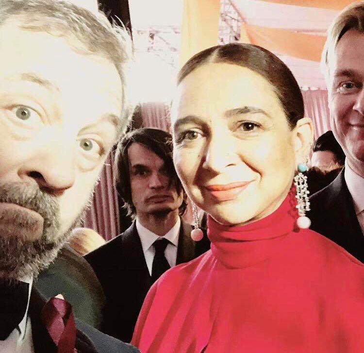 That time Jonny photobombed Maya Rudolph, Judd Apatow and Christopher Nolan | Scrolller
