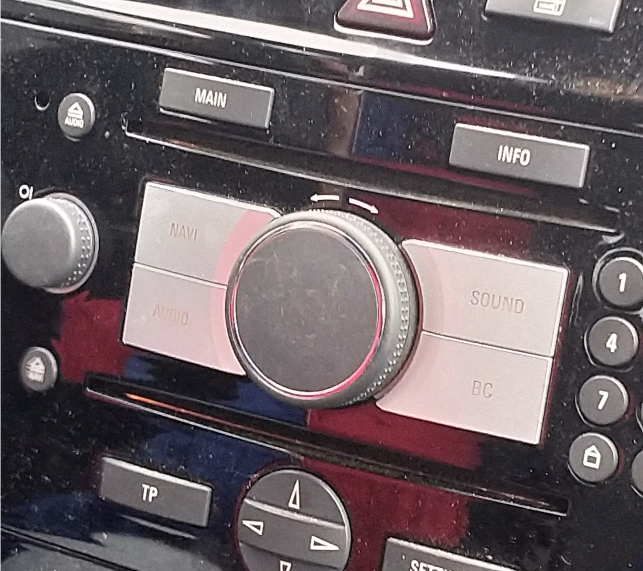 The big round button in our 2010 Opel Zafira B occasionally doesn't work, turning the car off ...