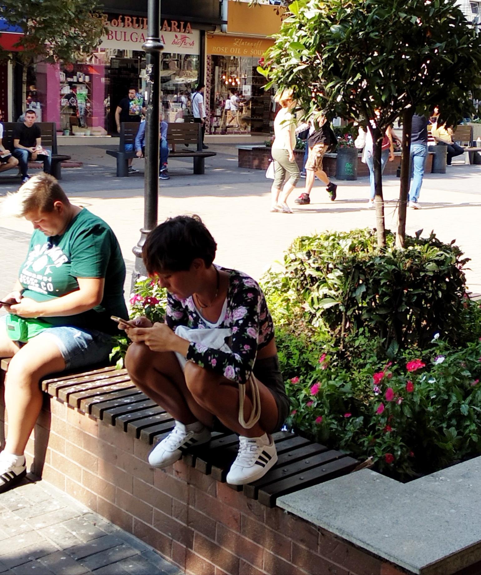 The only proper way to hang out on a bench | Scrolller