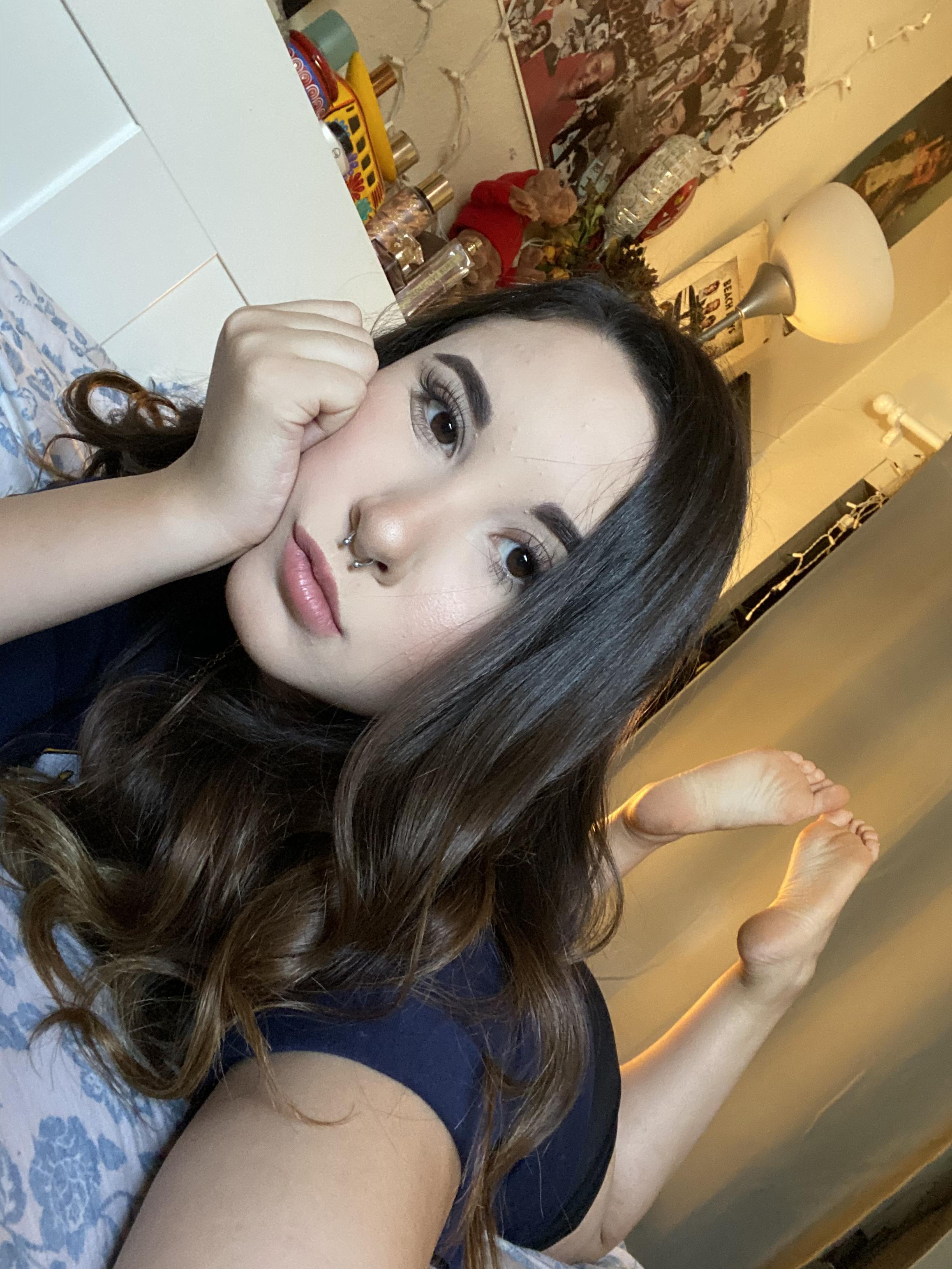 The pose once again 🦶 | Scrolller