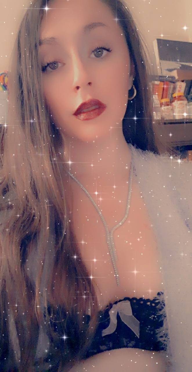 The red gave this outfit a pop! 💋 | Scrolller