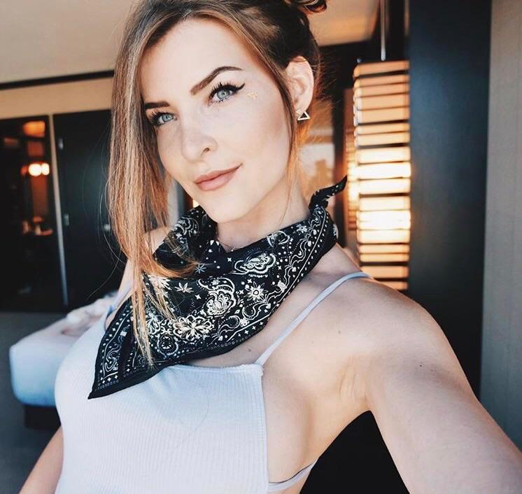 The side boob 😍😍 | Scrolller