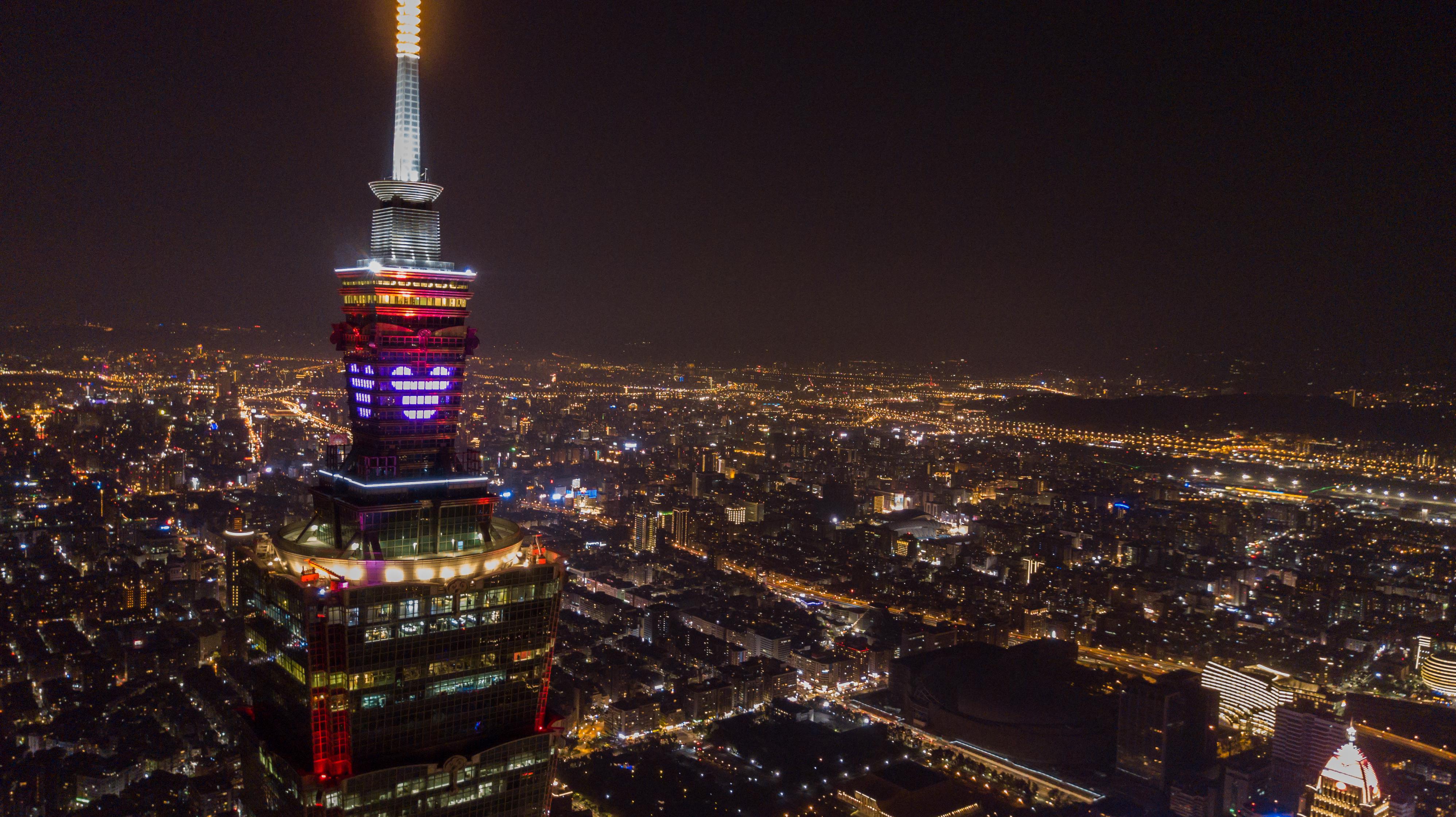 The Taipei 101 at night | Scrolller