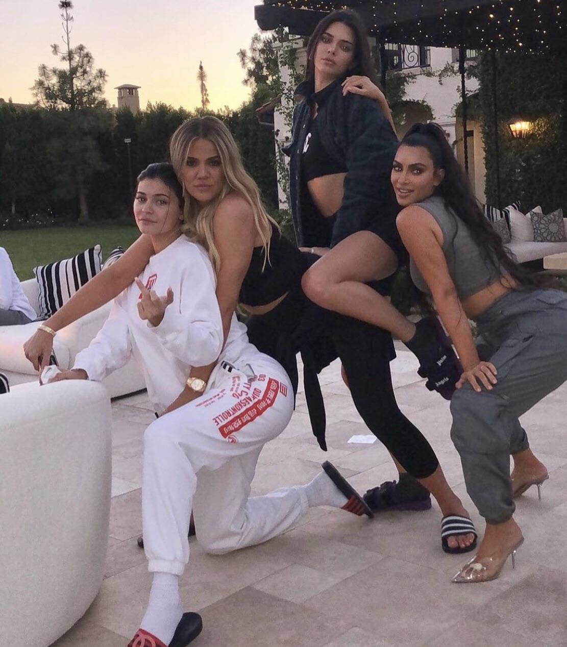 The way Kim is bent over 🤤I’d give her back shots | Scrolller