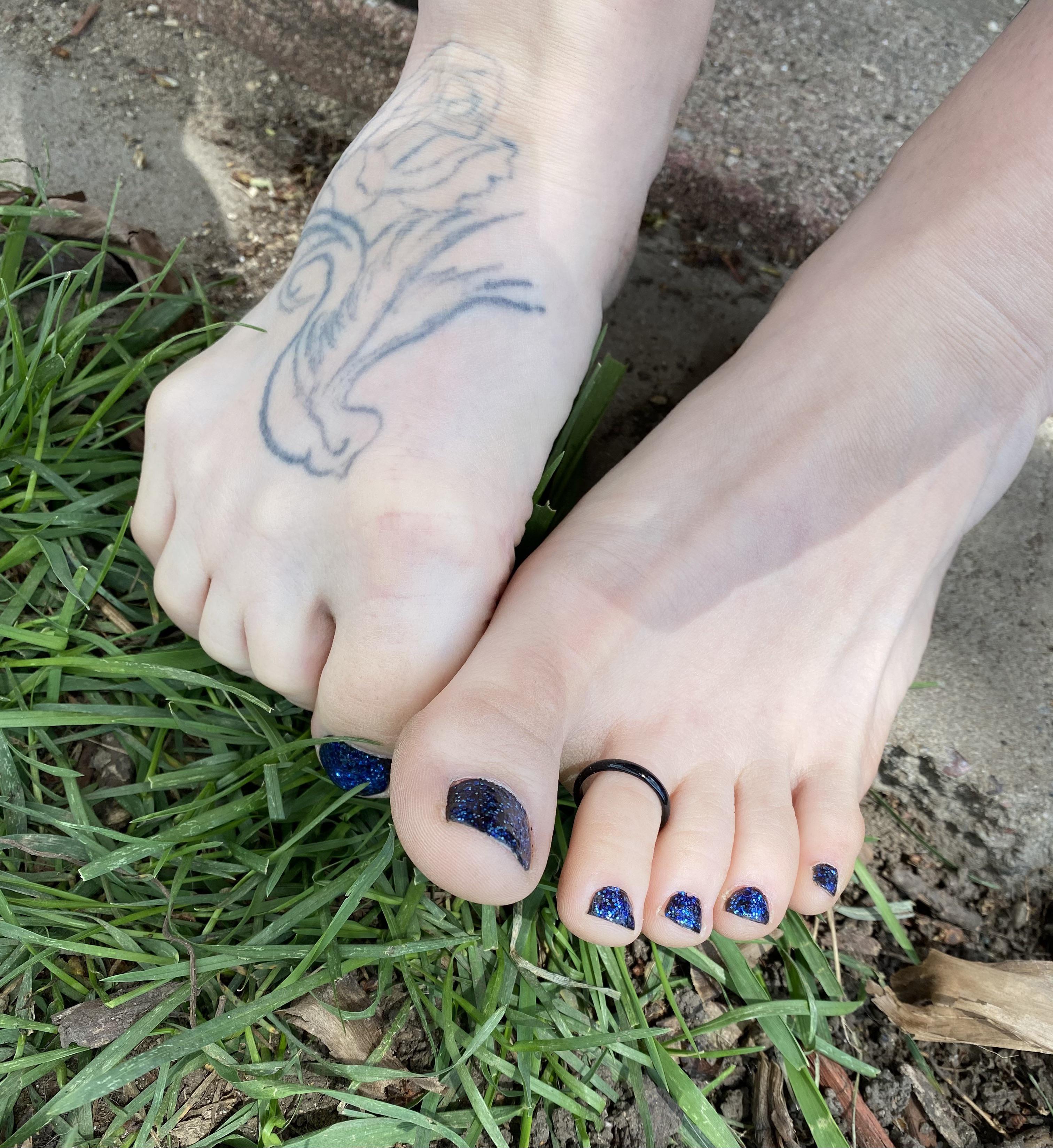 There’s something fulfilling about being outside barefoot 🌿 | Scrolller