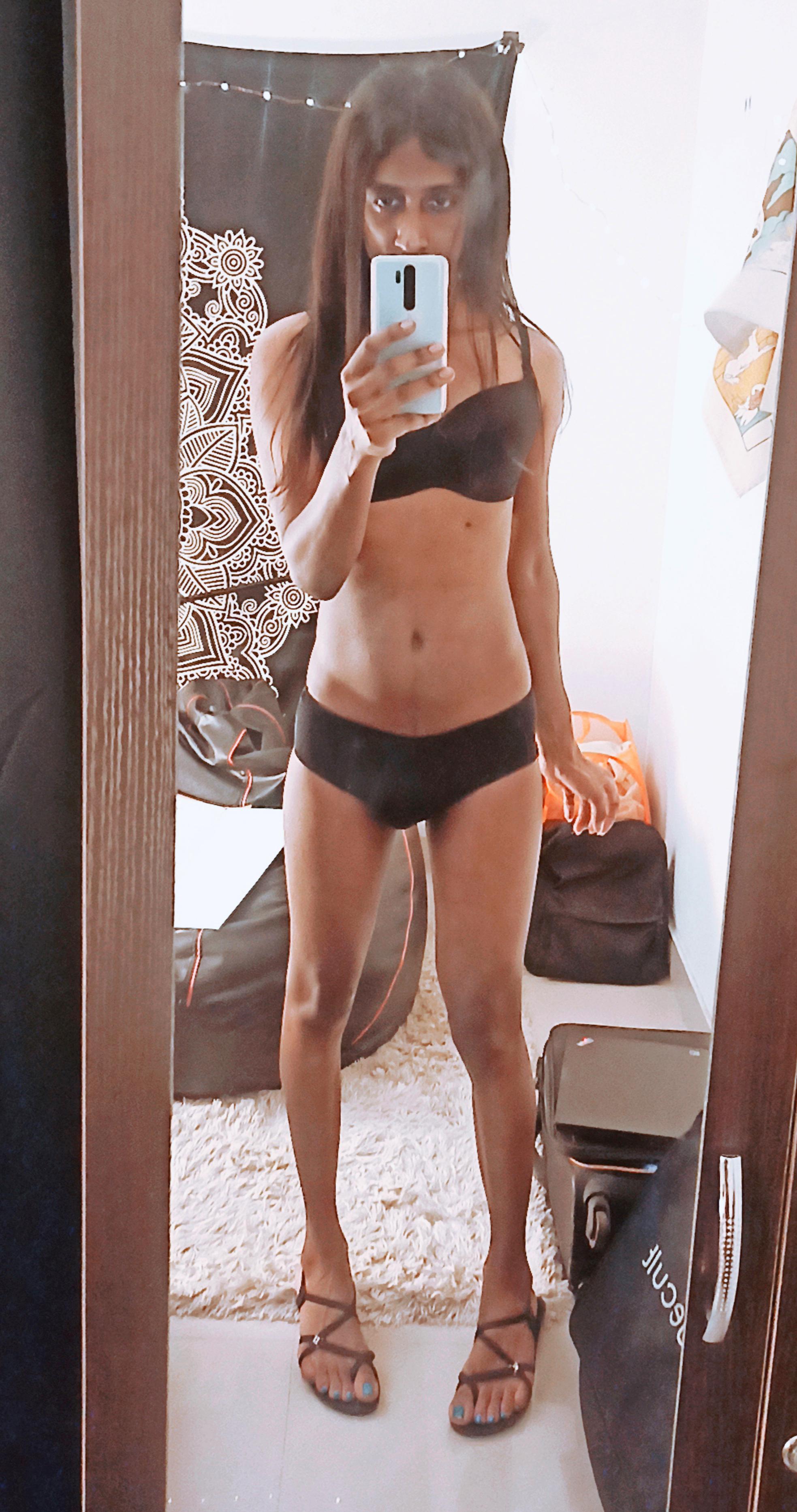 There's just no hiding that bulge😅🙈 | Scrolller