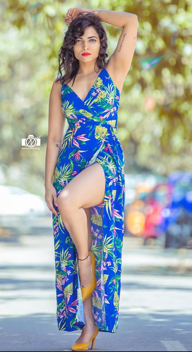 Thicc thighs of Pavi Padukone | Scrolller