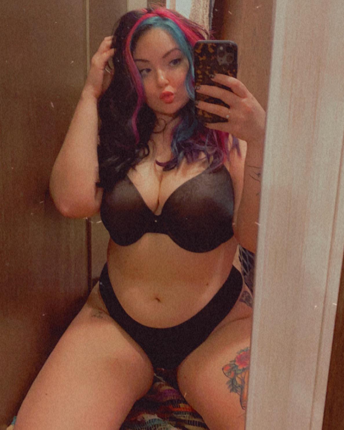 thick, soft & curvy ️ | Scrolller