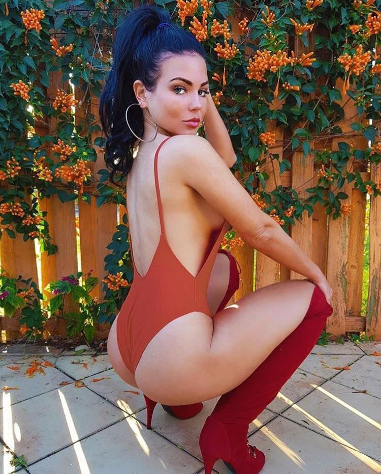 Thigh High Squat - Madison Gordon | Scrolller