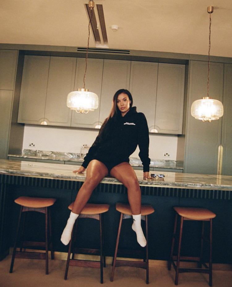 This will always be iconic, check them legs 😍😍 | Scrolller