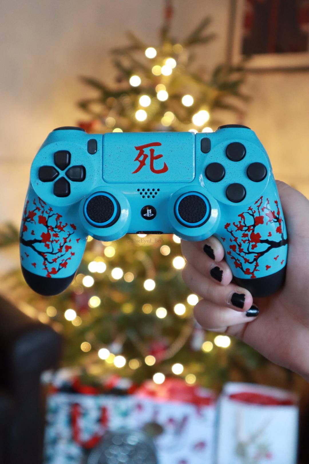 Thoughts? One off Sekiro themed hand painted controller! | Scrolller