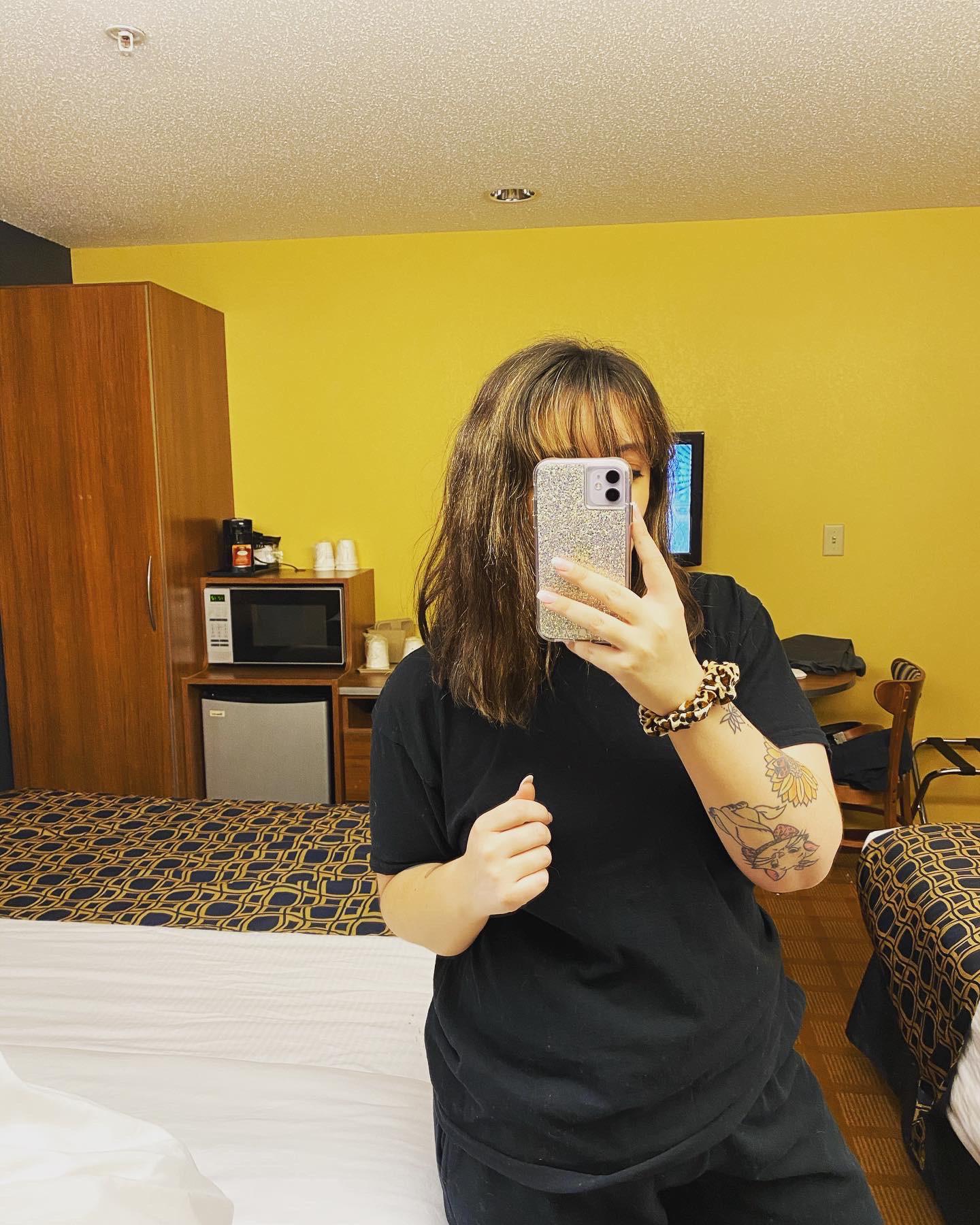 Throwback to hotel hangs. Filming new content with my lovely partner on Wednesday 😘😘 | Scrolller