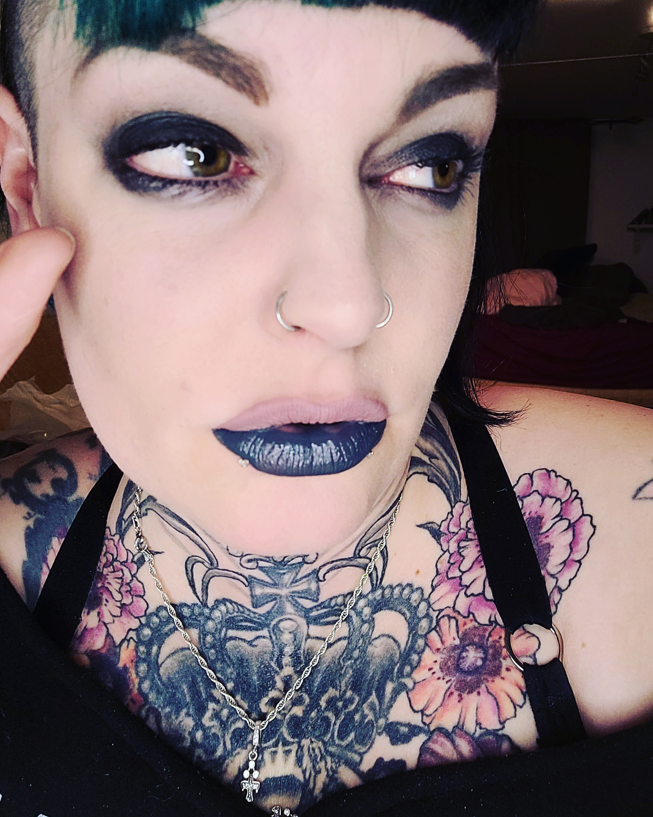 Throwing shade. | Scrolller