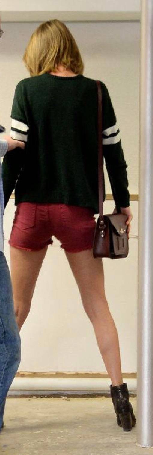 Tight Bum | Scrolller