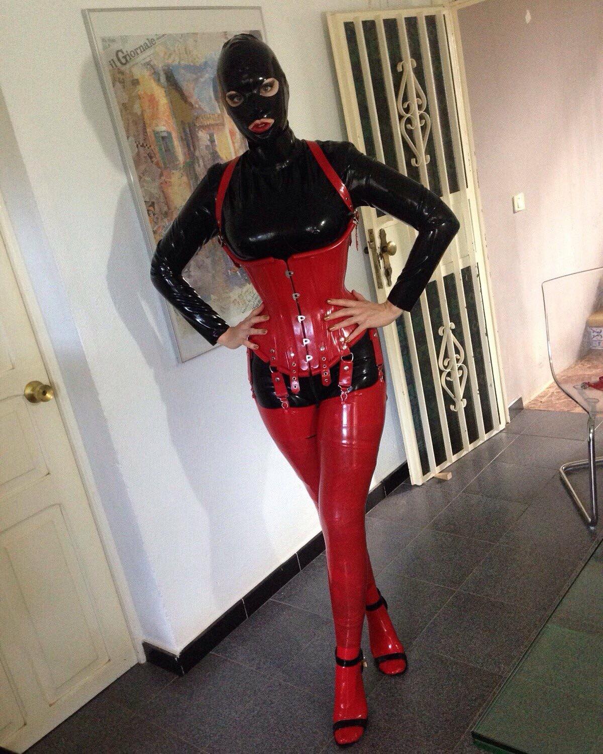 Tight corset | Scrolller