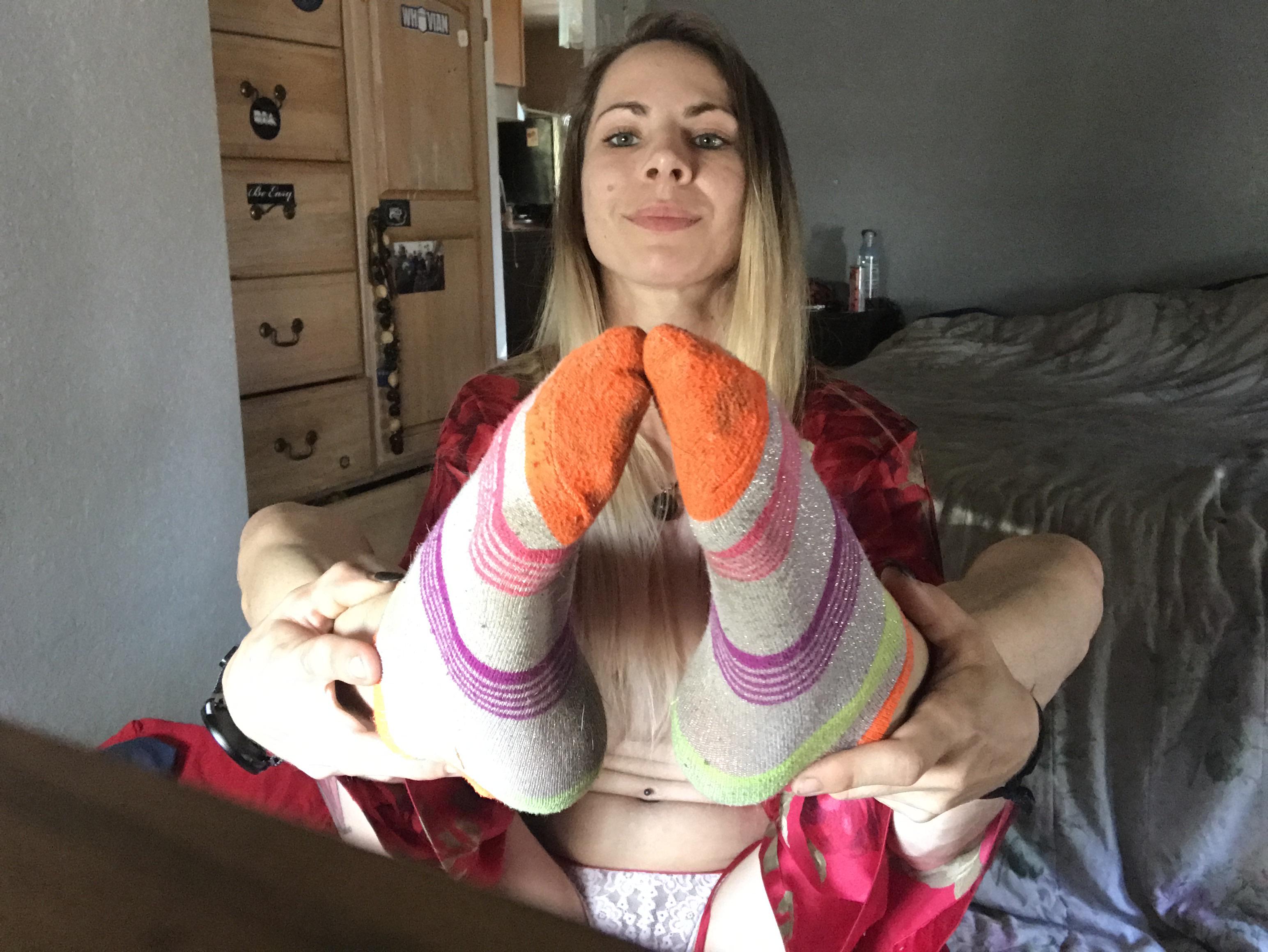 Tiny toe touches. I do private sessions! :) | Scrolller