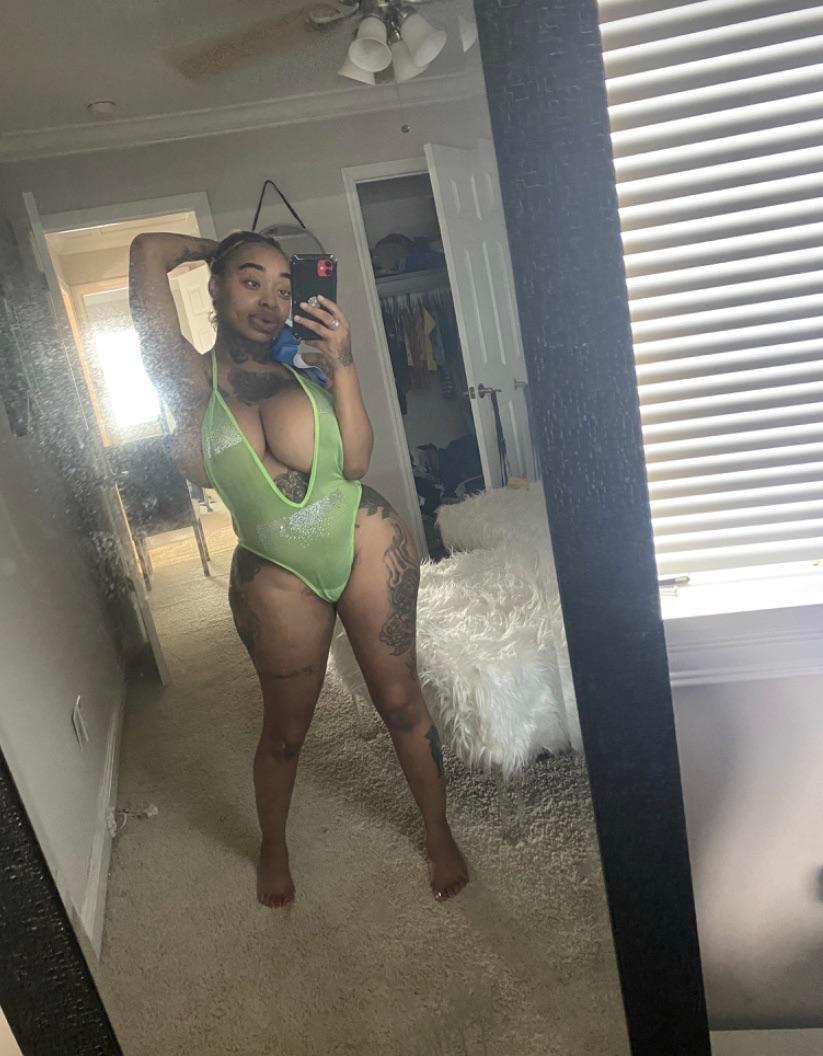 Tits bustin out | Scrolller