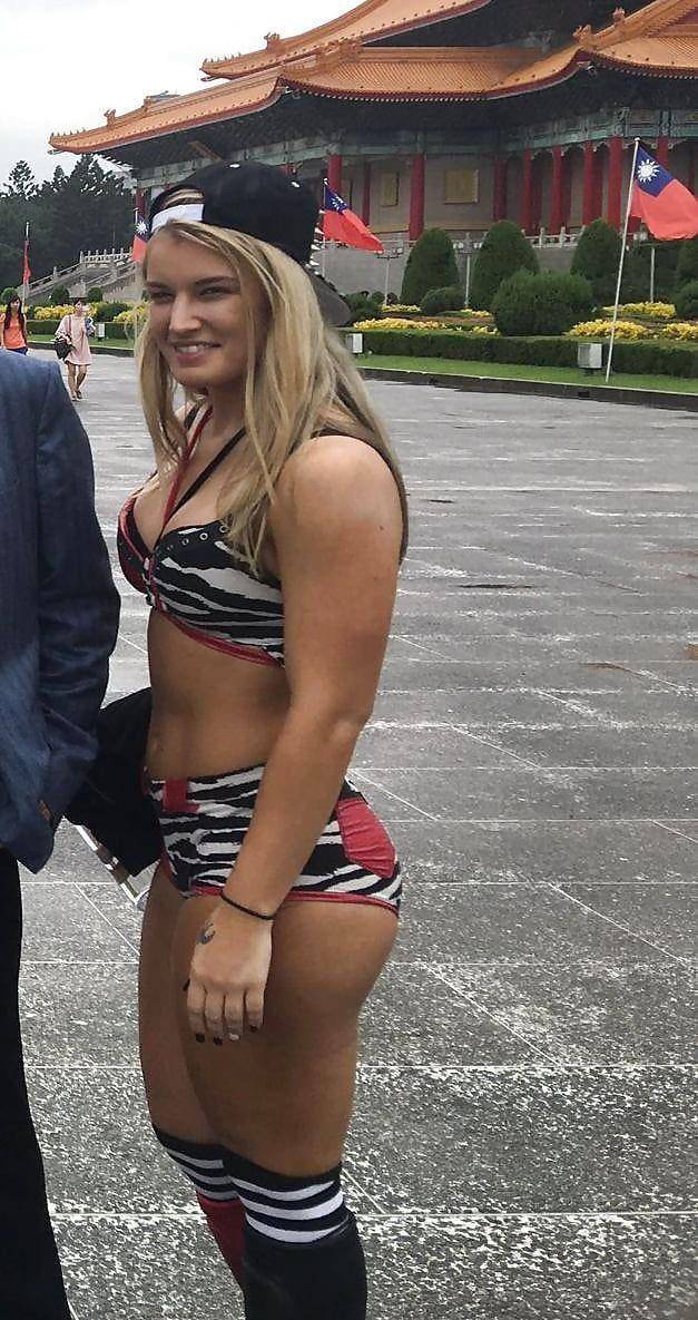 Toni Storm | Scrolller