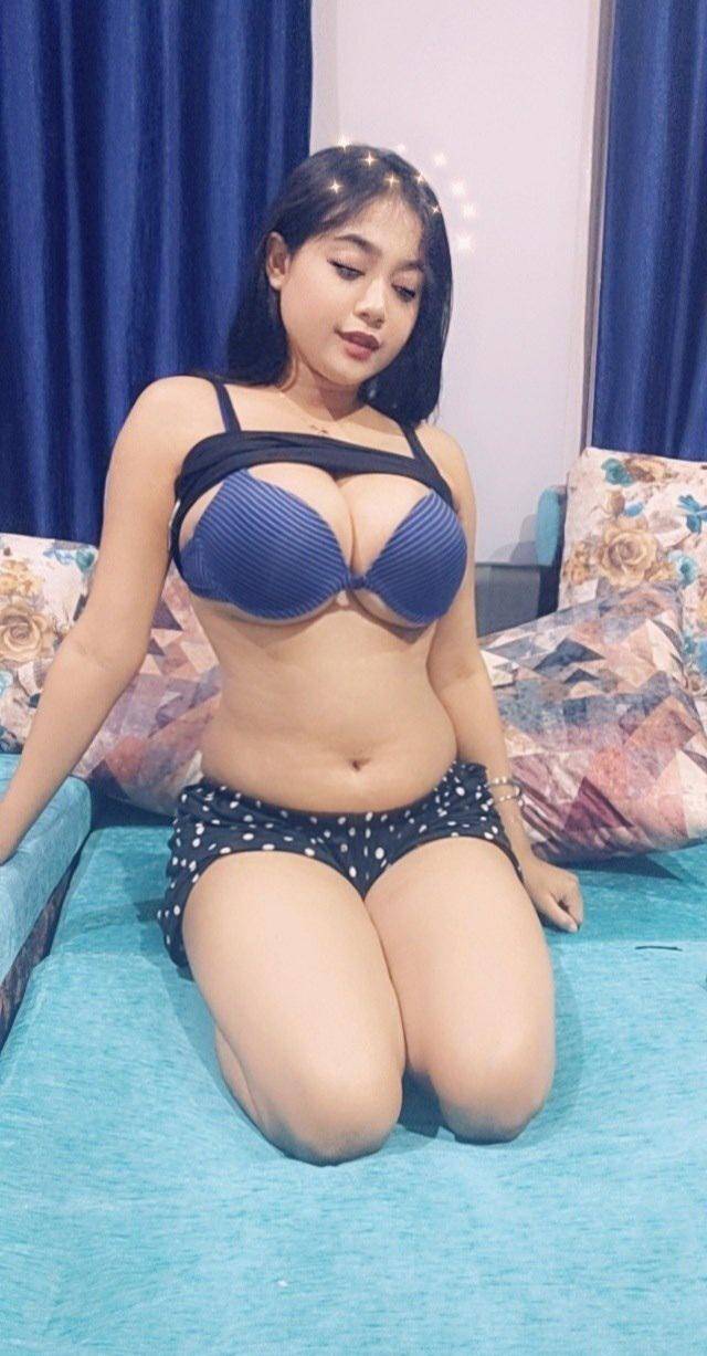 Too small for the big tiddies! | Scrolller