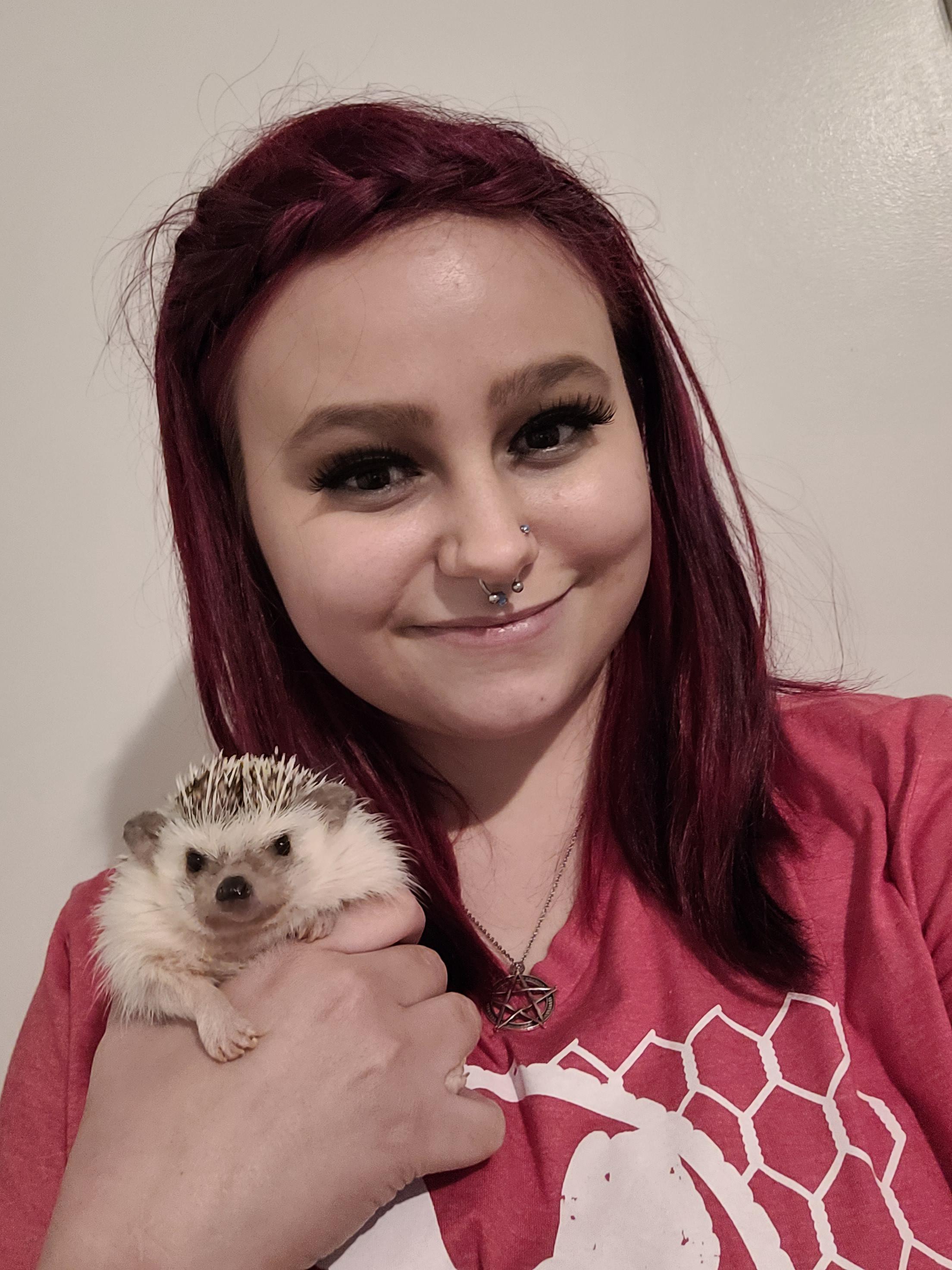 Took a selfie with my hedgehog 💜🦔 (21) | Scrolller