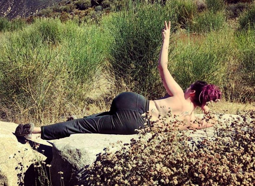 Topless in the desert | Scrolller