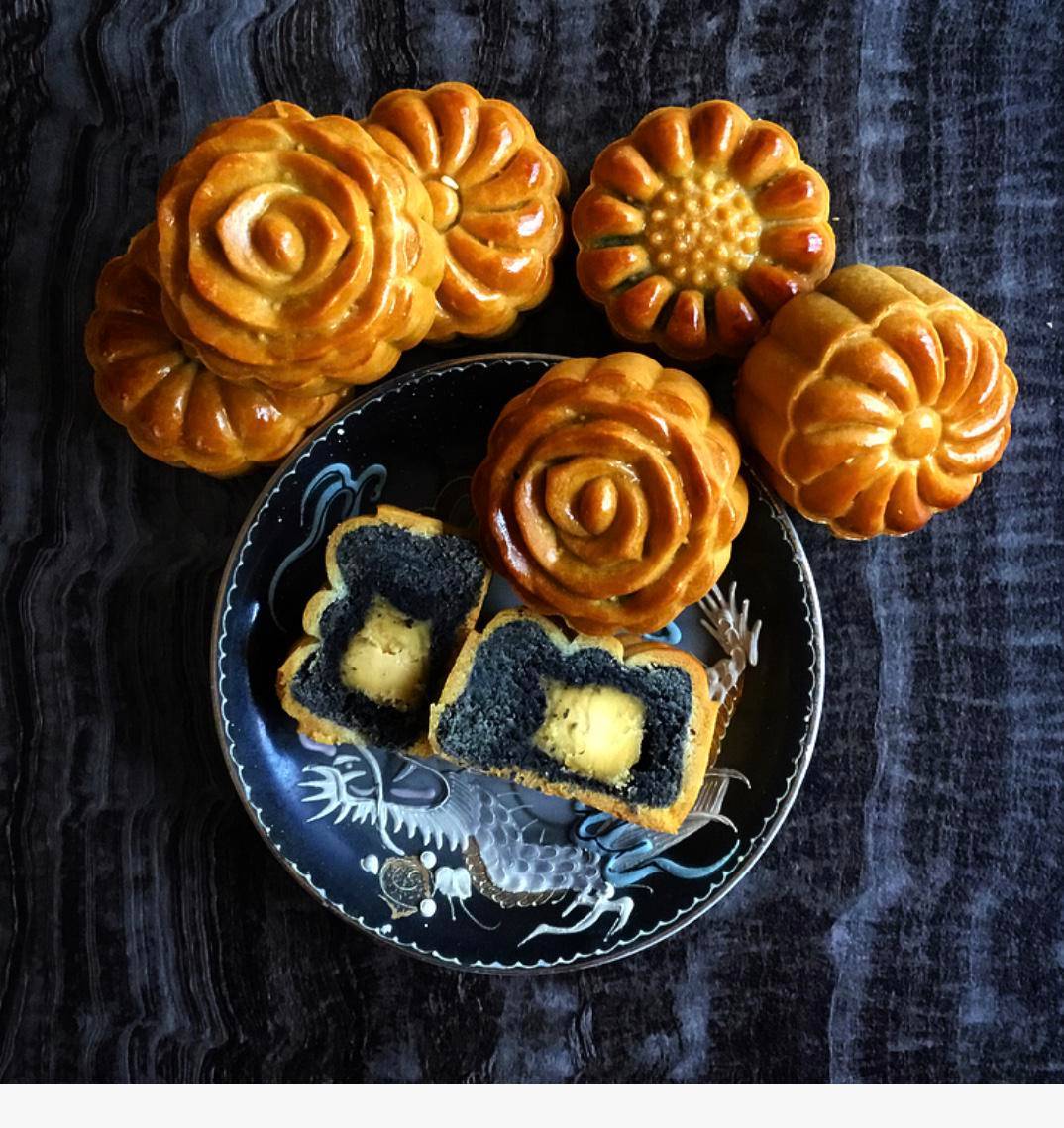 Traditional Mooncakes | Scrolller