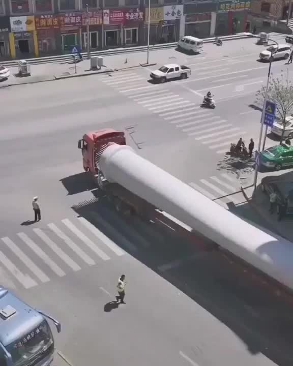 Transporting a wind turbine blade | Scrolller