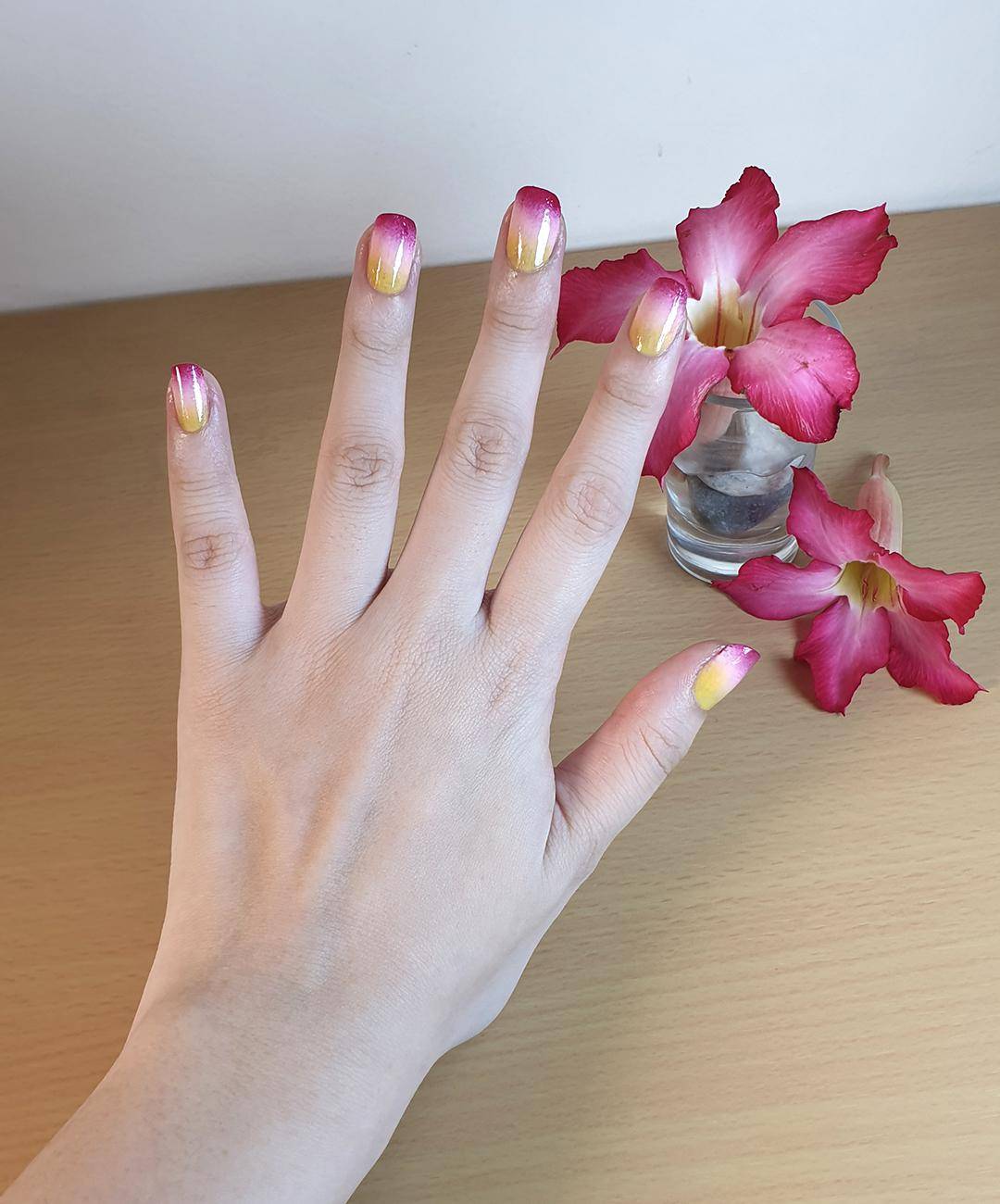 Tropical gradient nails | Scrolller