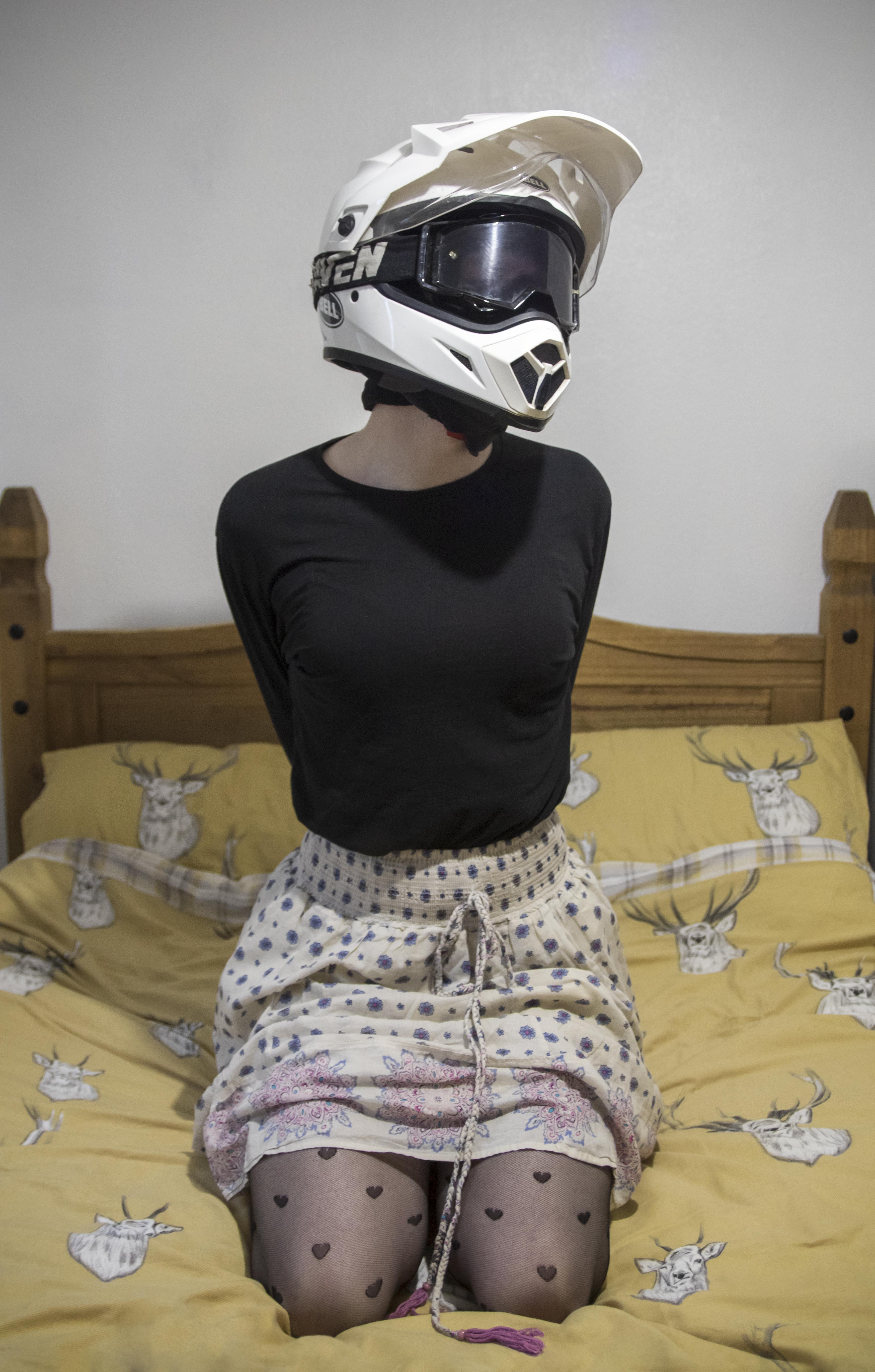 😘 Trying out some new poses 🤗 | Scrolller