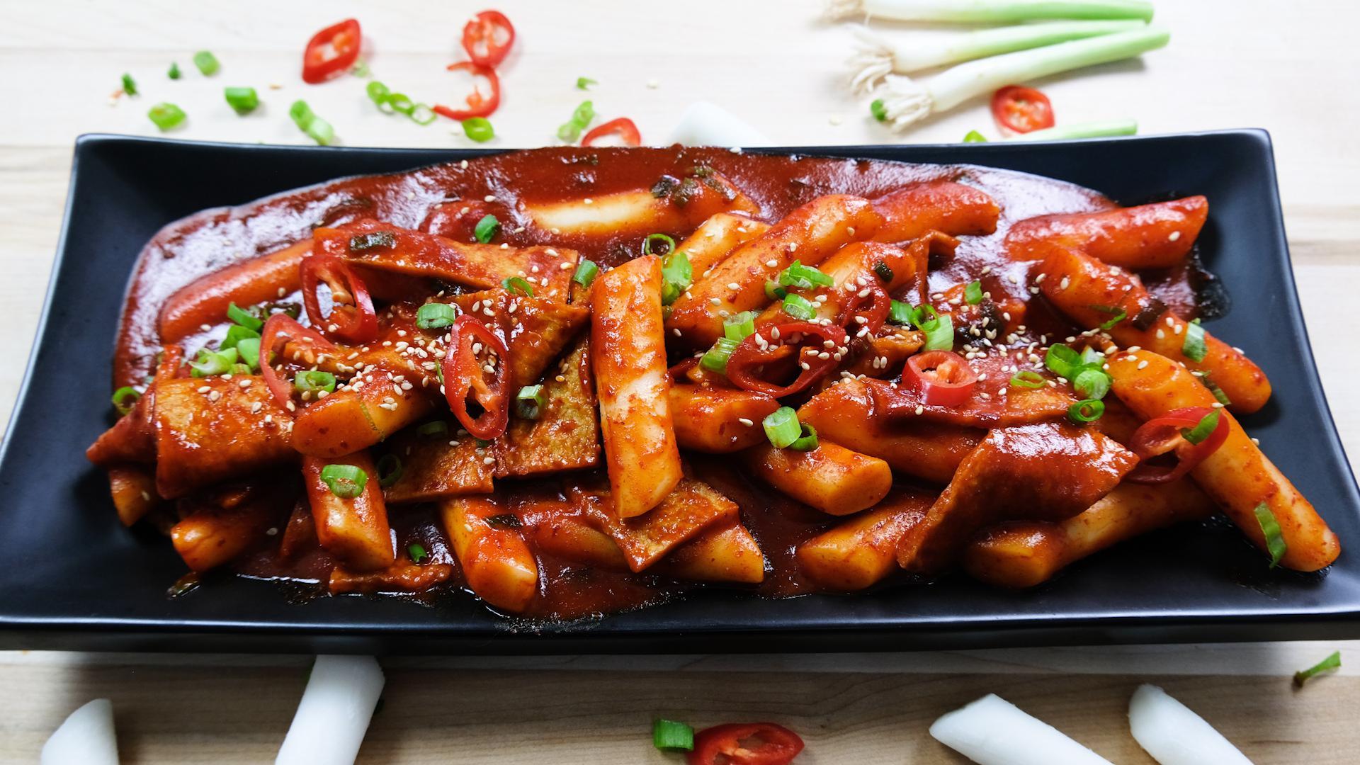 Tteokbokki (Korean Spicy Rice Cakes) [Homemade] | Scrolller