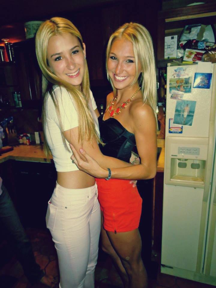 Two blondes | Scrolller