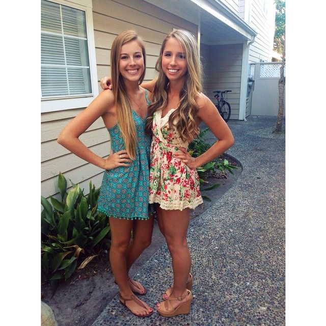 Two Pretty Girls Scrolller