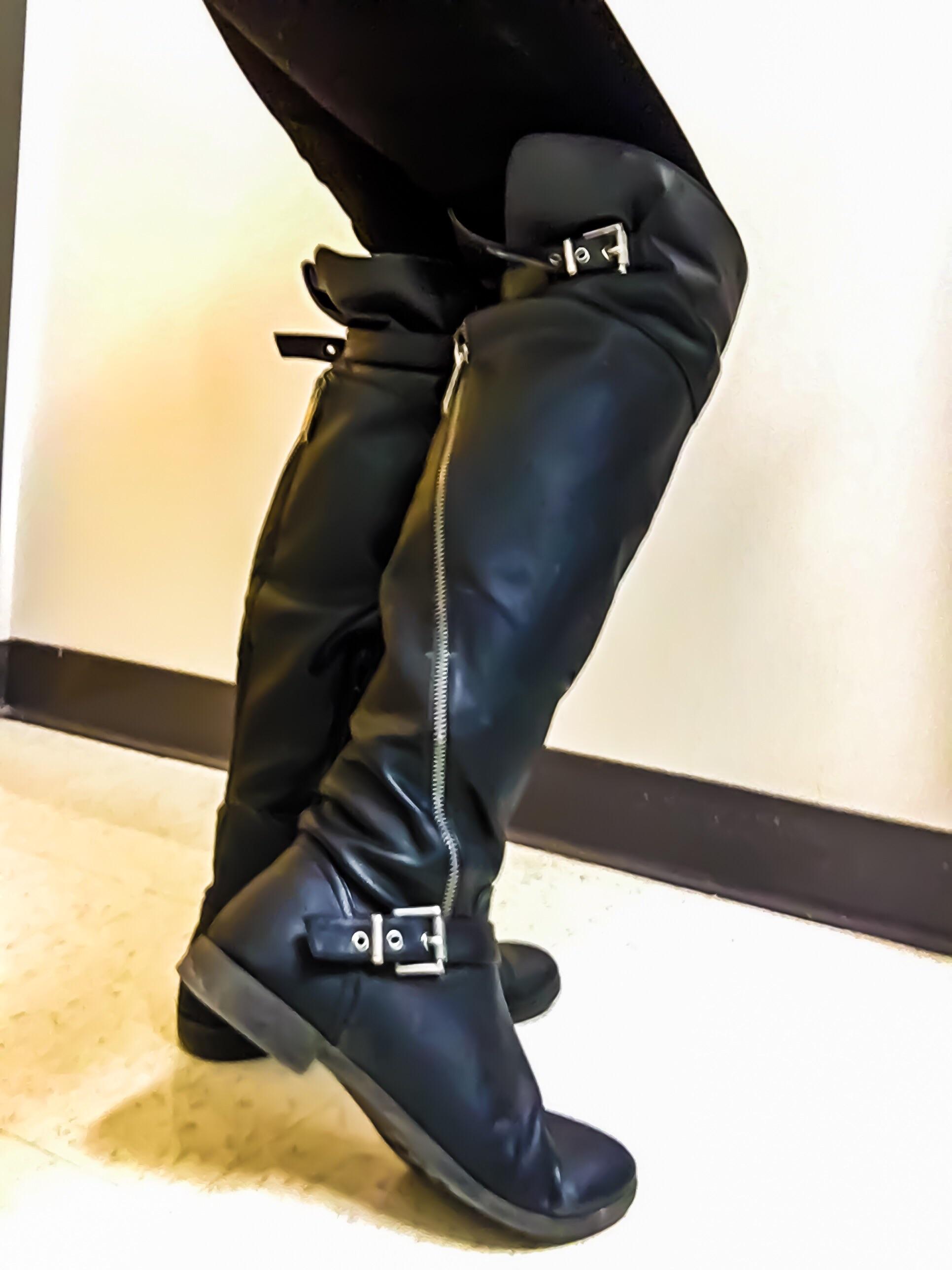 Under my heel 😈 | Scrolller