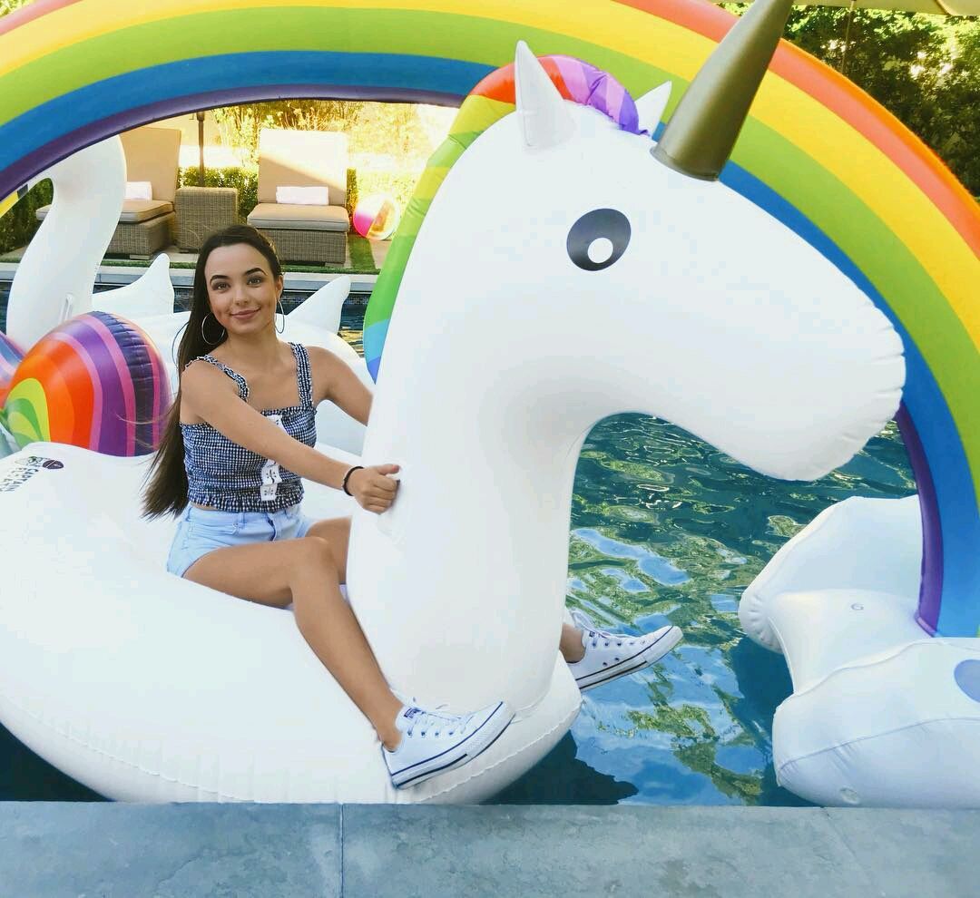 Unicorn - Vanessa | Scrolller