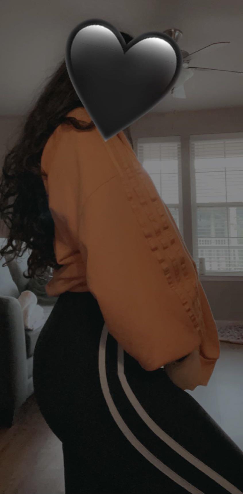 Oversized sweater + tight leggings 💛 | Scrolller