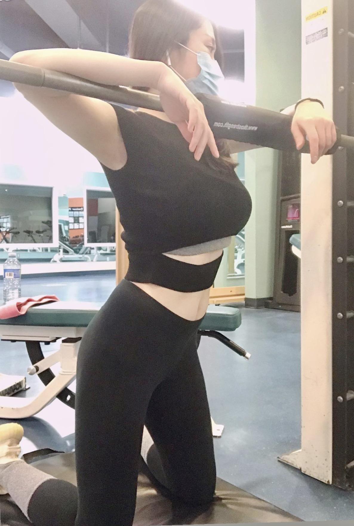 Up in this gym just working on her fitness | Scrolller