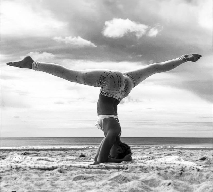Upside Down Splits 😝 Scrolller