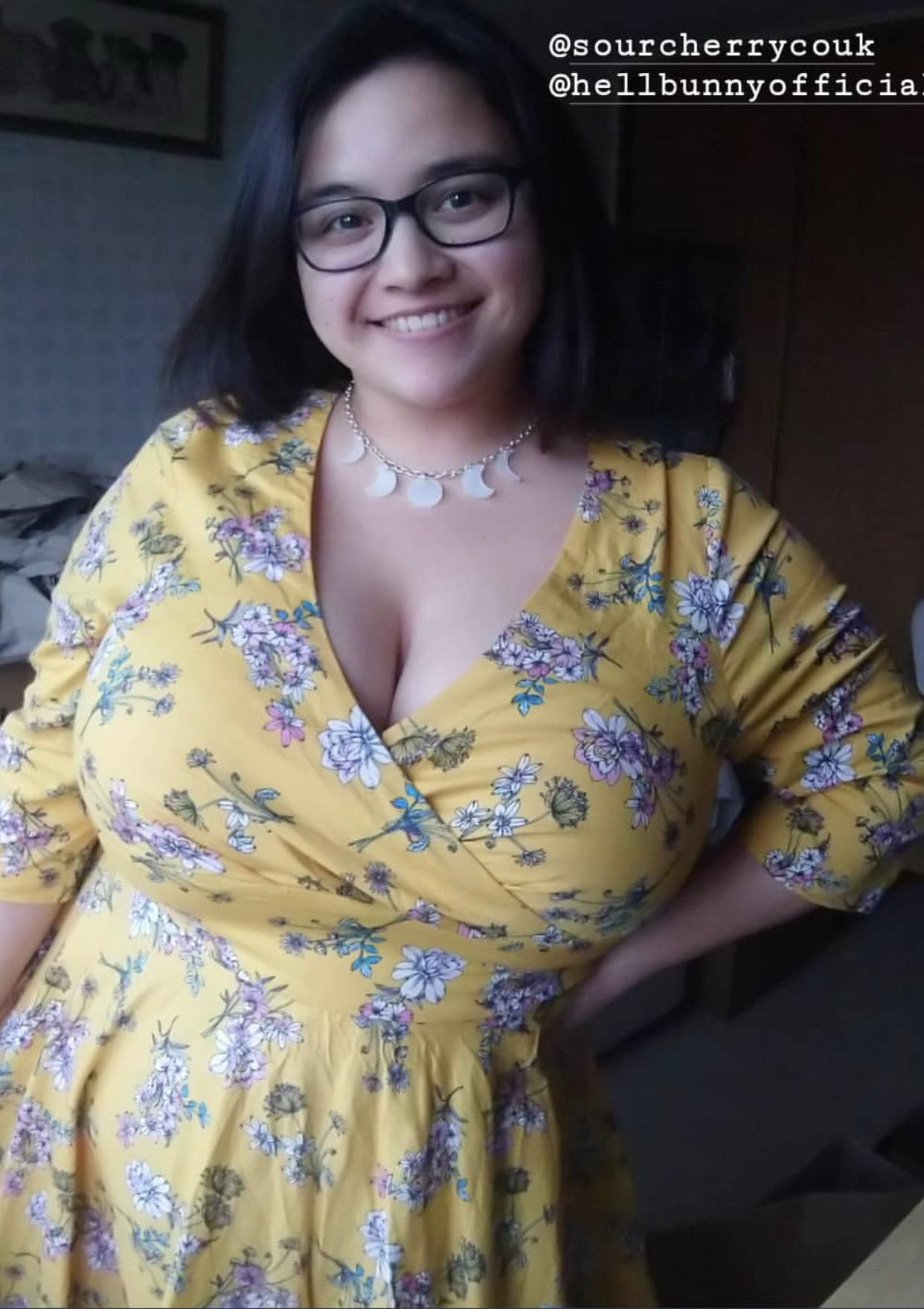 Valentine Cleavage | Scrolller