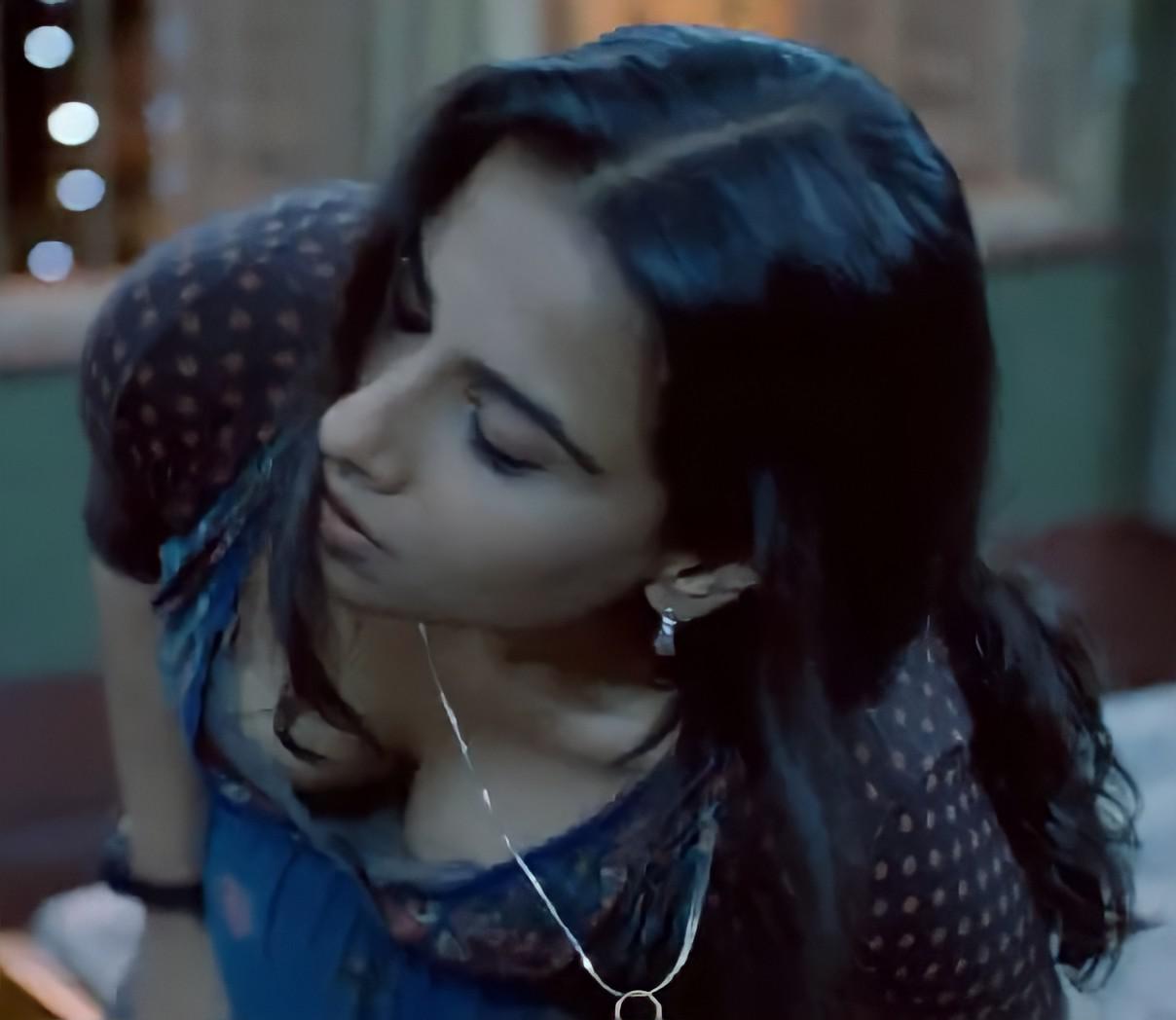 Vidya's yummy cleavage | Scrolller