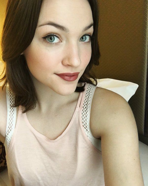 Violett Beane | Scrolller