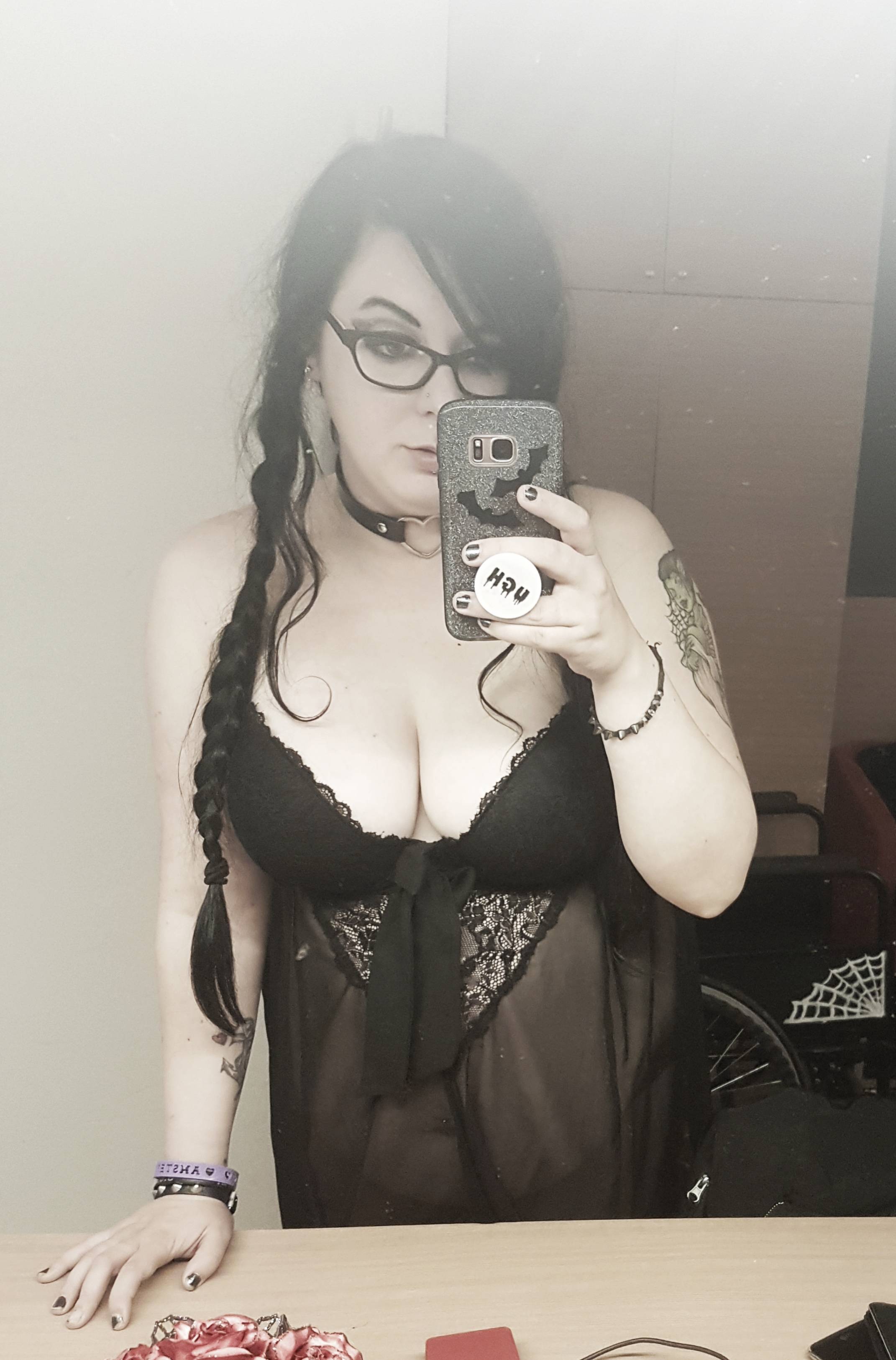 VonRue (onlyfans) for you goth lovers! | Scrolller