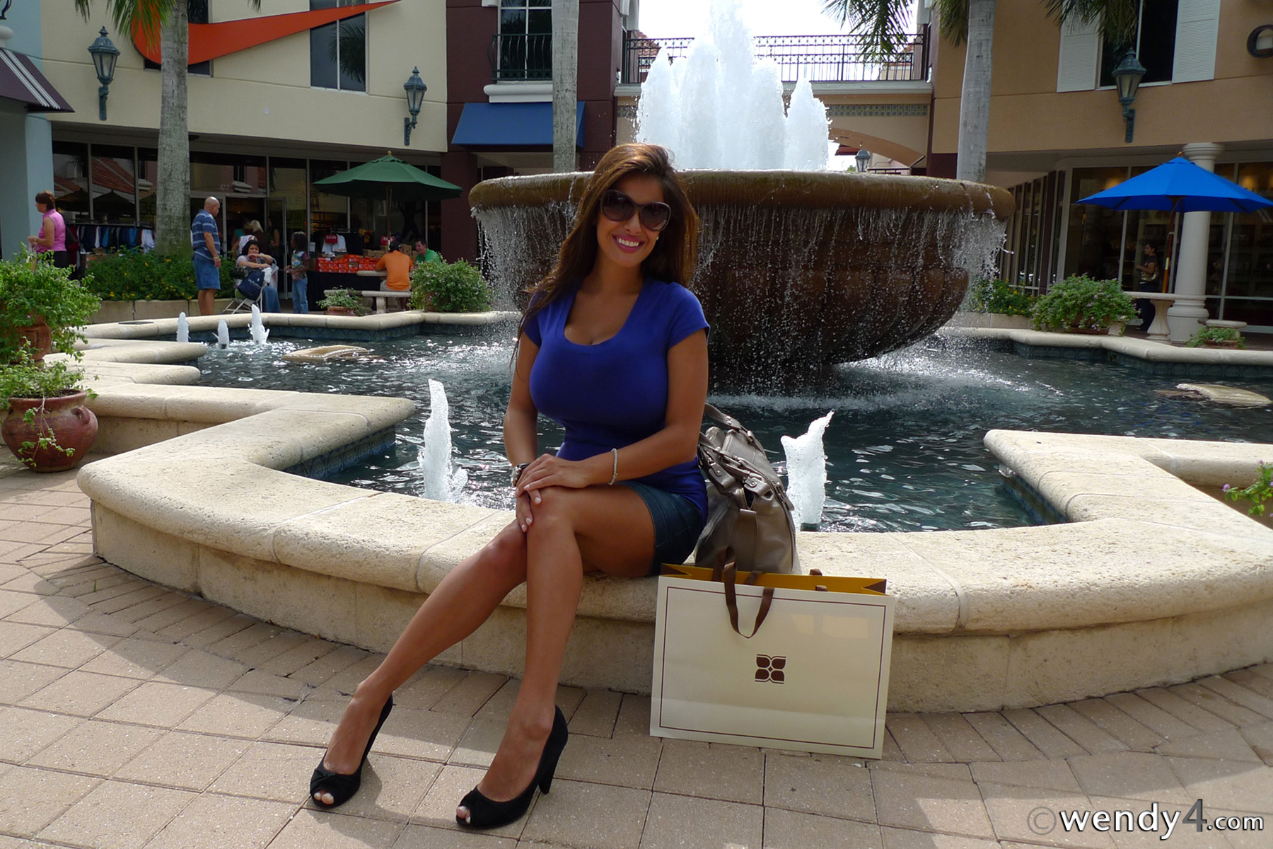 W4_Candids_201009_03_shoppingspree | Scrolller