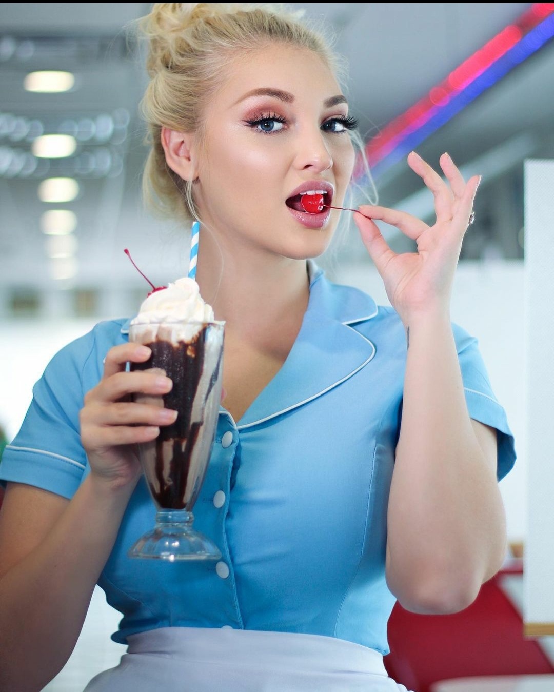 Waitress outfit with tight shirt. Daummn I want to see this set | Scrolller