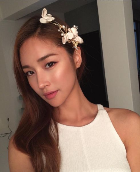 Walking Korean goddess | Scrolller